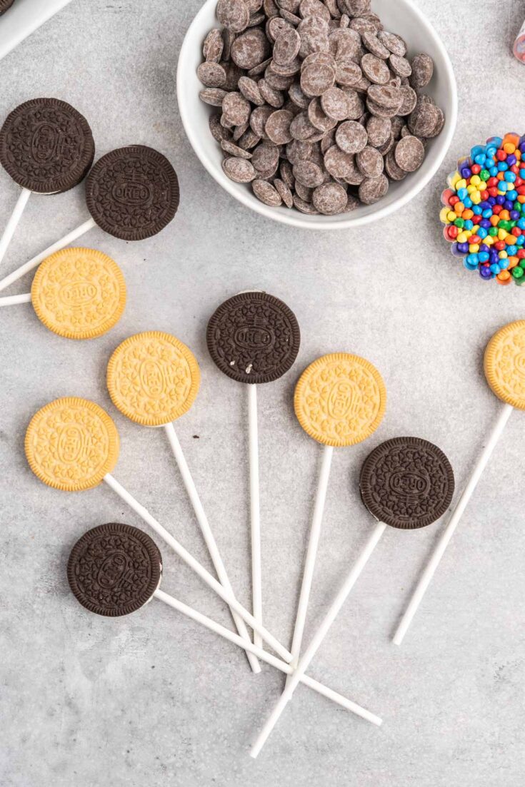 Chocolate Covered Oreos (Oreo Pops) - Tastes of Homemade