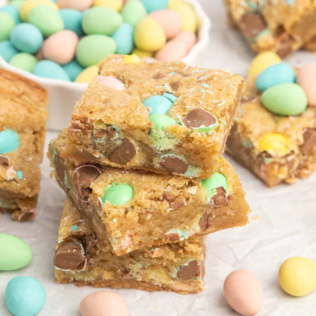 Easy Mini Egg Blondies (Mini Egg Cookie Bars) - Tastes of Homemade